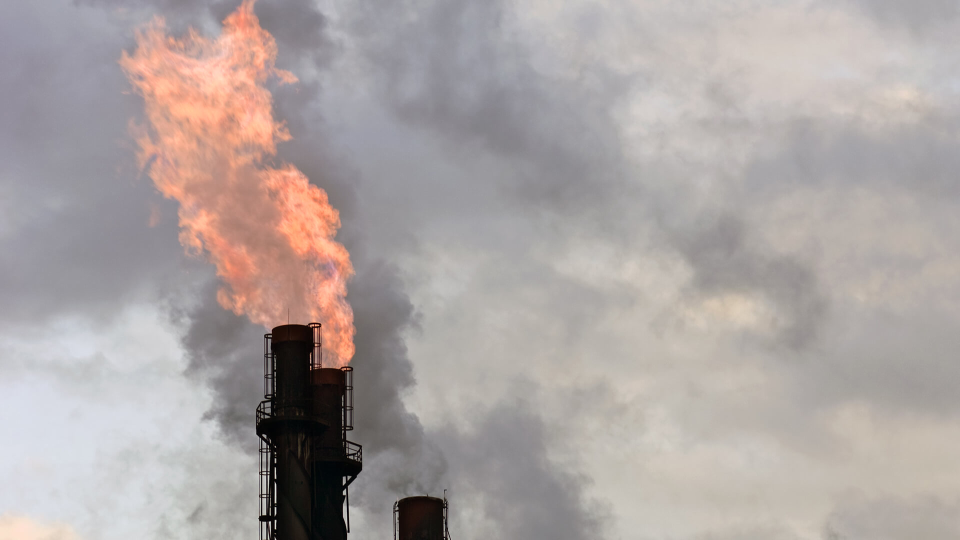 Gas flaring: nel 2024 record di sprechi e inquinamento